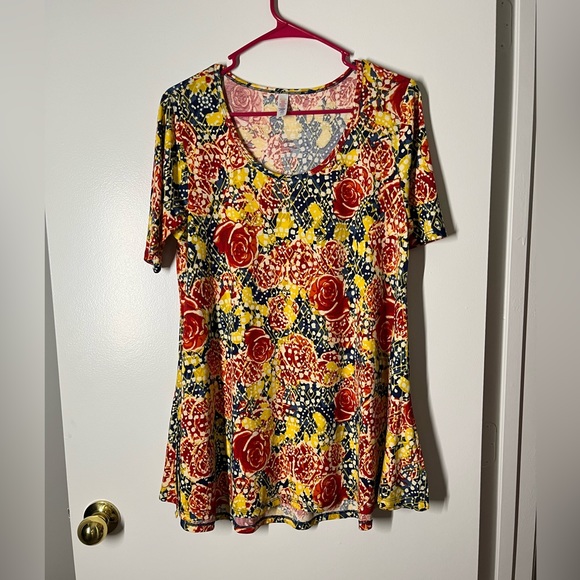 LuLaRoe | Tops | Adorable Flowery Top | Poshmark